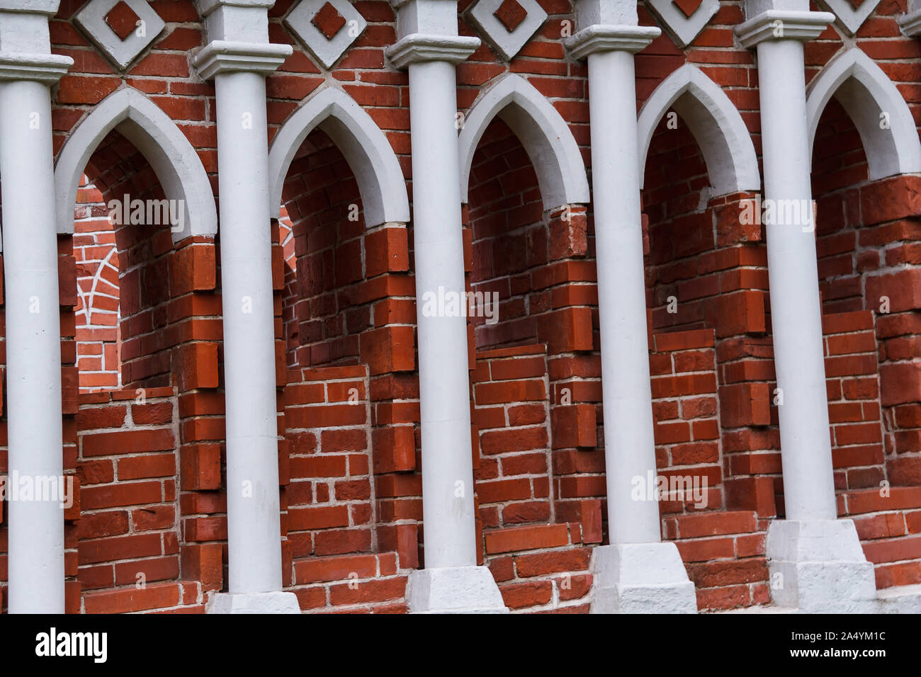 Une rangée de colonnes blanches est un élément architectural de l ...