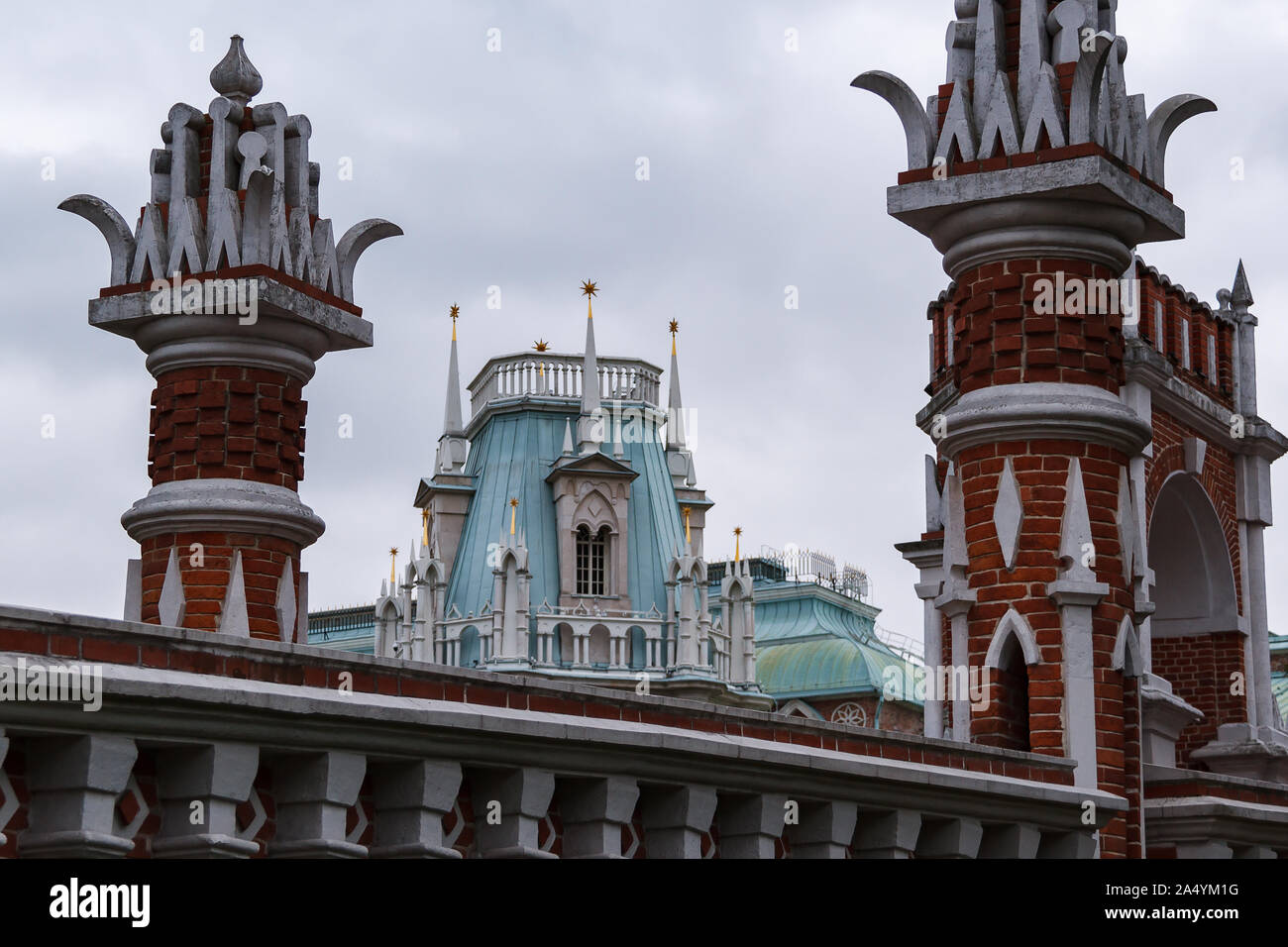 La tour d'un beau vieux château en brique rouge blanc avec détails et ...