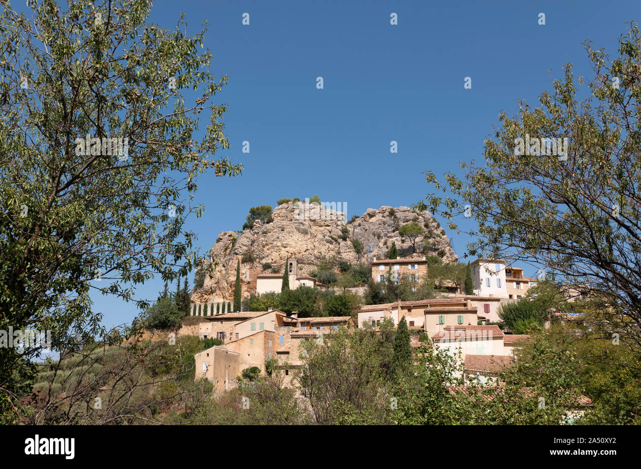 Village sur un piton rocheux Banque de photographies et d’images à ...