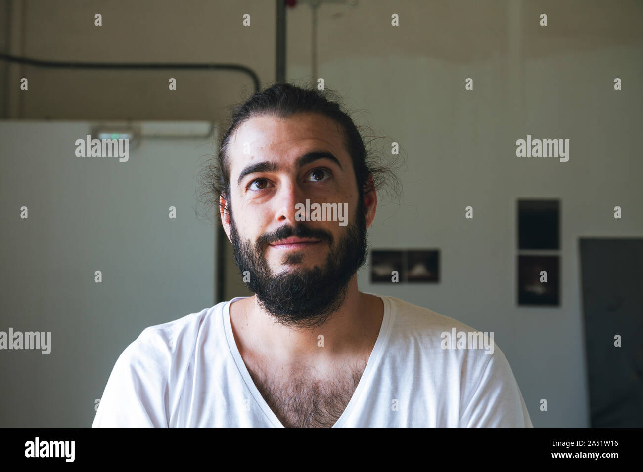 Jeune homme brun Banque de photographies et d’images à haute résolution ...