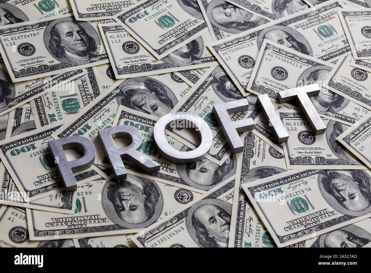 Le mot lucratif portées avec des lettres en aluminium sur le dollar US ...