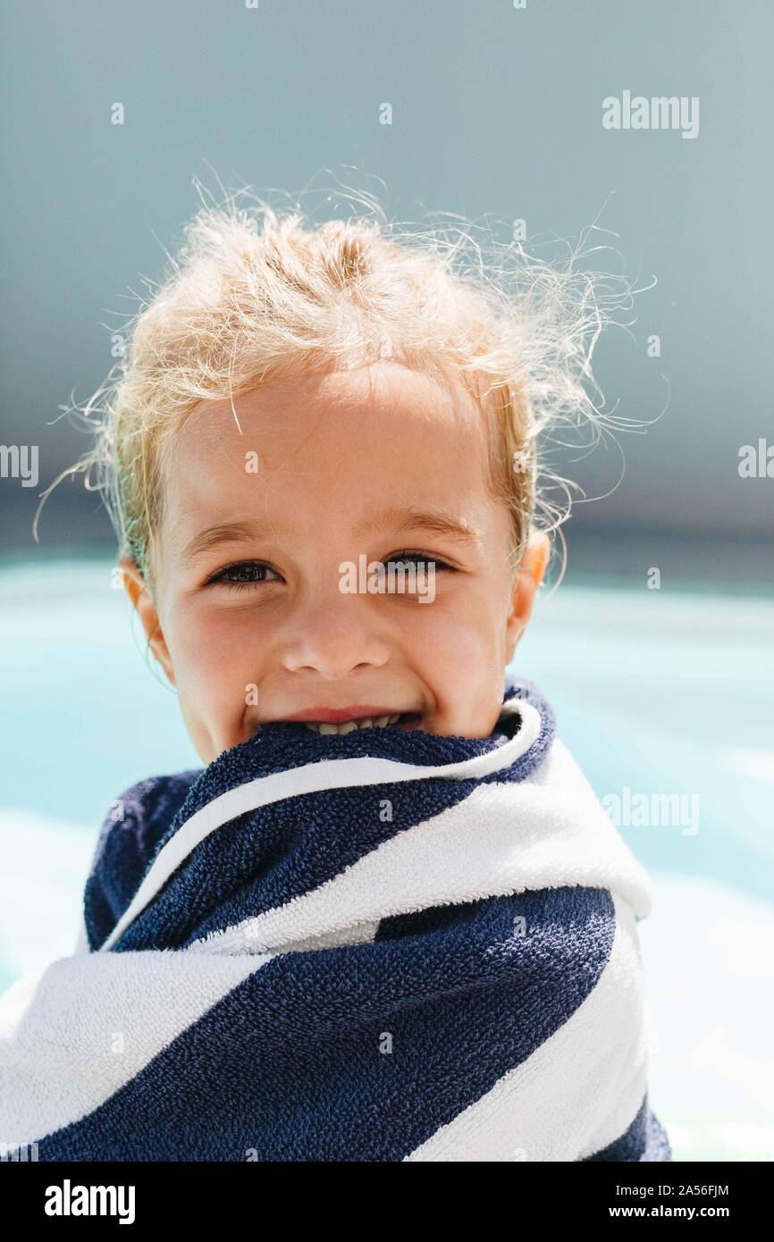 Girl wrapped in towel Banque de photographies et d’images à haute ...