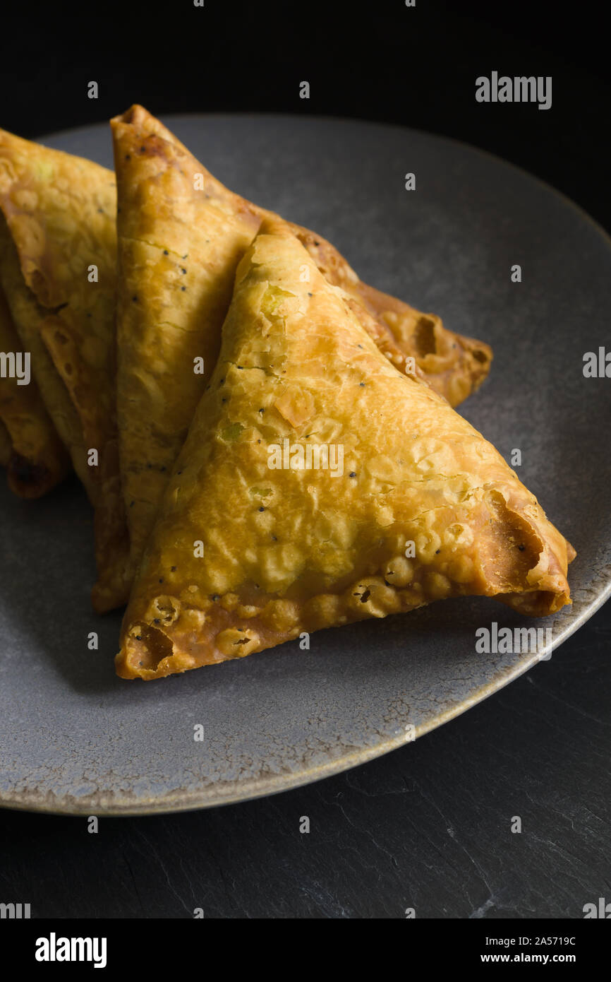 Un mélange épicé Samosas de légumes ou de viande enveloppé dans une ...