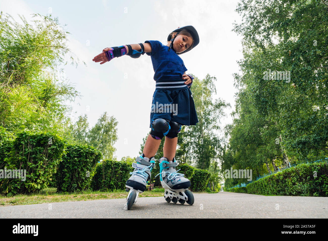 Les enfants sur le roller Banque de photographies et d’images à haute ...