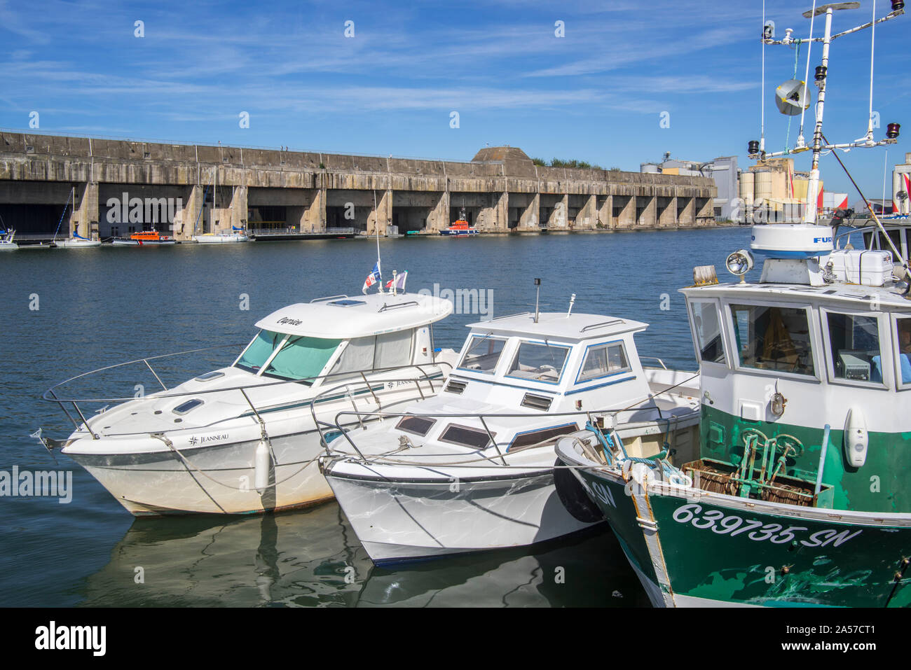Bateau de pêche et la Kriegsmarine WW2 German submarine base fortifiée ...