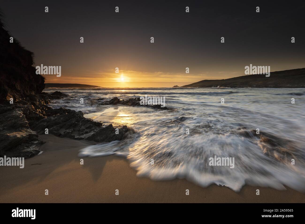 Coucher de soleil à couper le souffle sur l'océan à côté de grands ...
