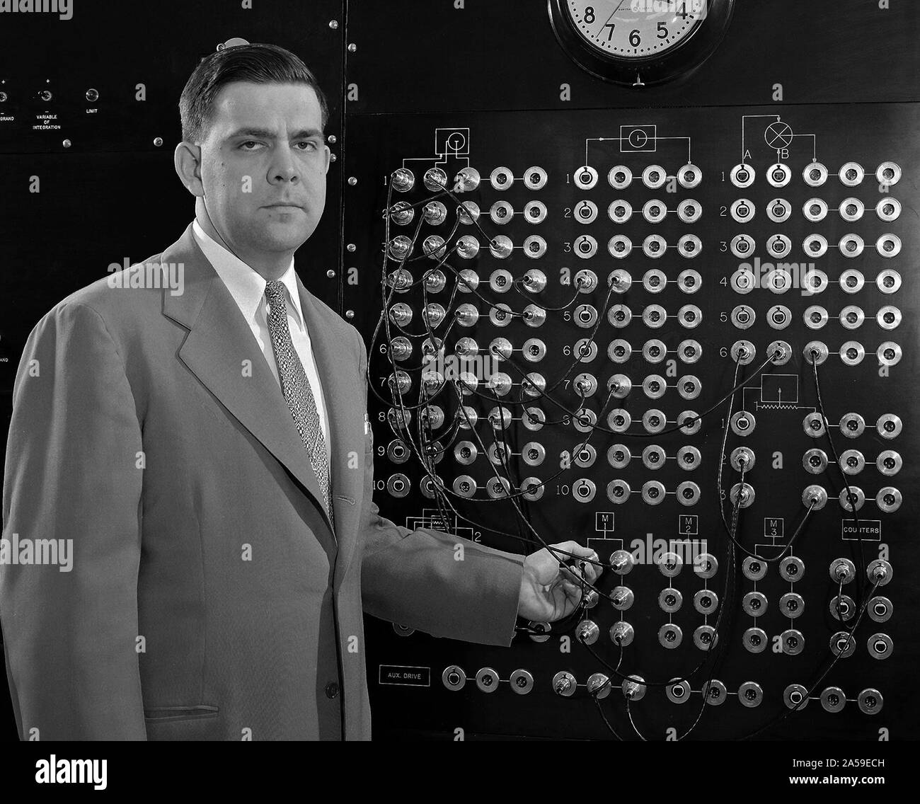 Harry Mergler se dresse à l'office de contrôle d'un analyseur ...