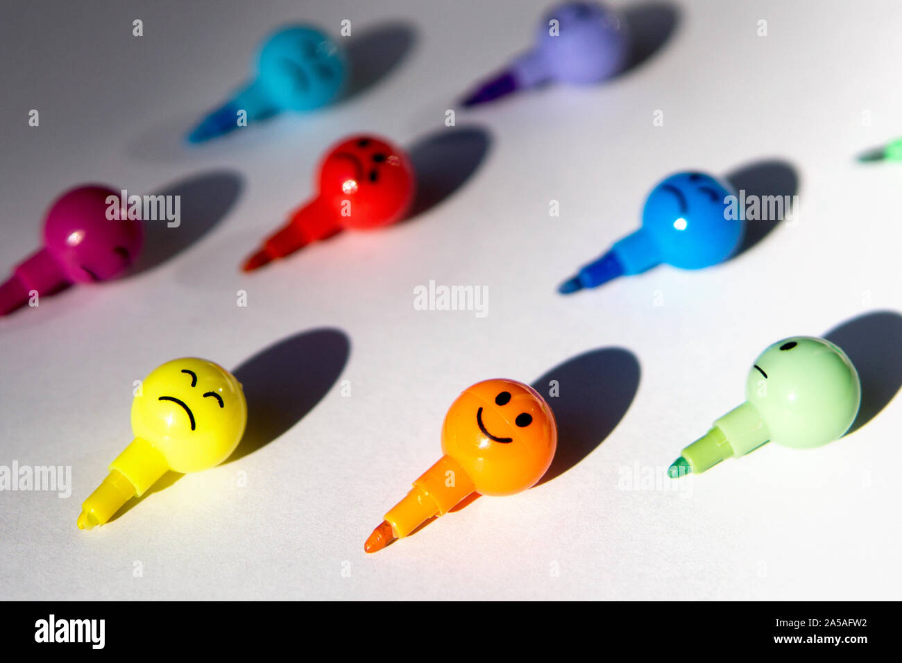 Plan des émotions balls background. De nombreuses balles sont triste et ...