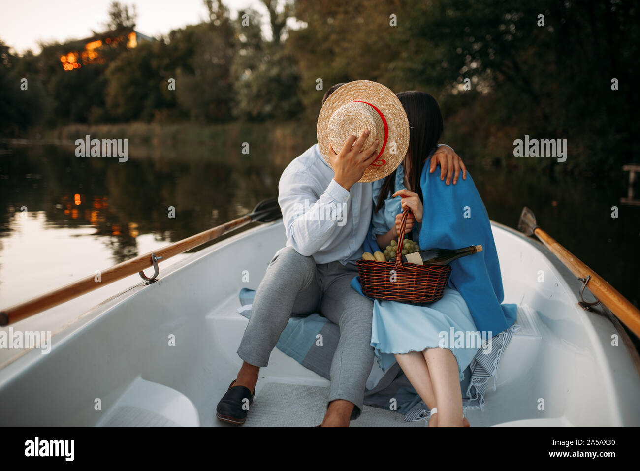 Une promenade romantique en bateau sur le lac Banque de photographies ...