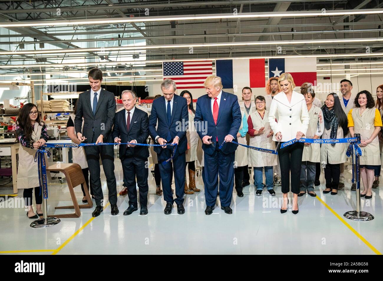 Président américain Donald Trump, centre, se joint à une cérémonie dans ...