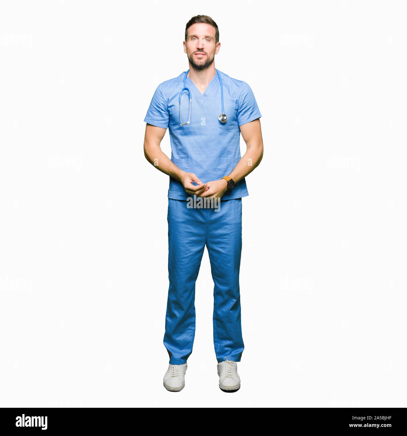 Beau médecin homme portant uniforme sur l'arrière-plan médical isolé ...