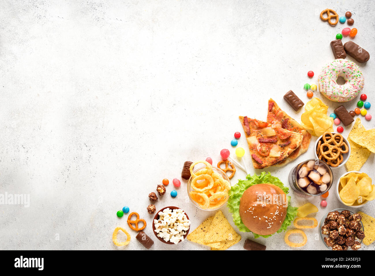 Assortiment d'aliments malsains sur blanc, vue du dessus, copiez l ...