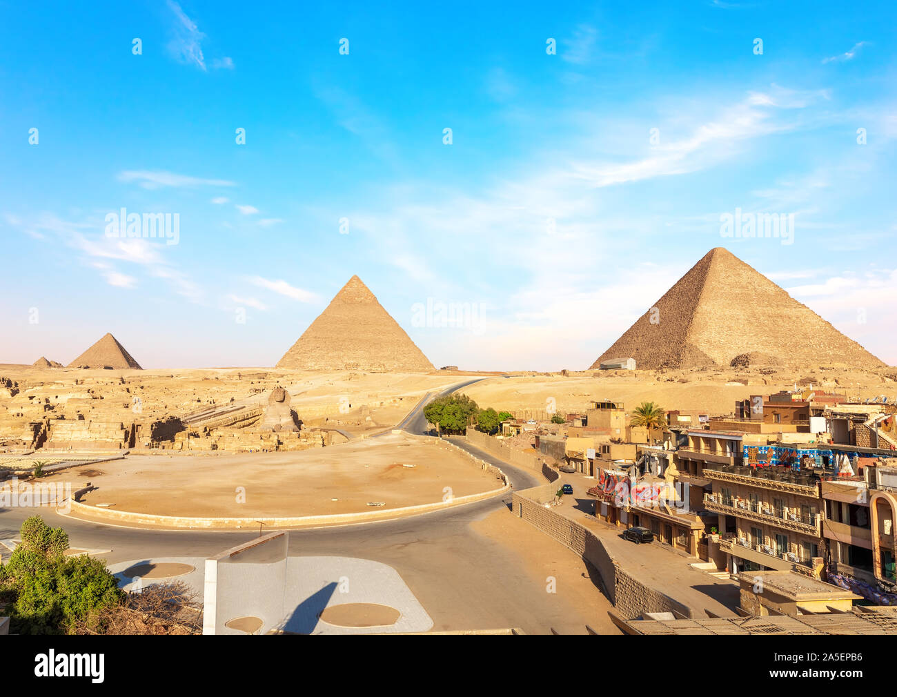 Pyramide de Gizeh, complexe vue depuis les quartiers résidentiels, Le ...