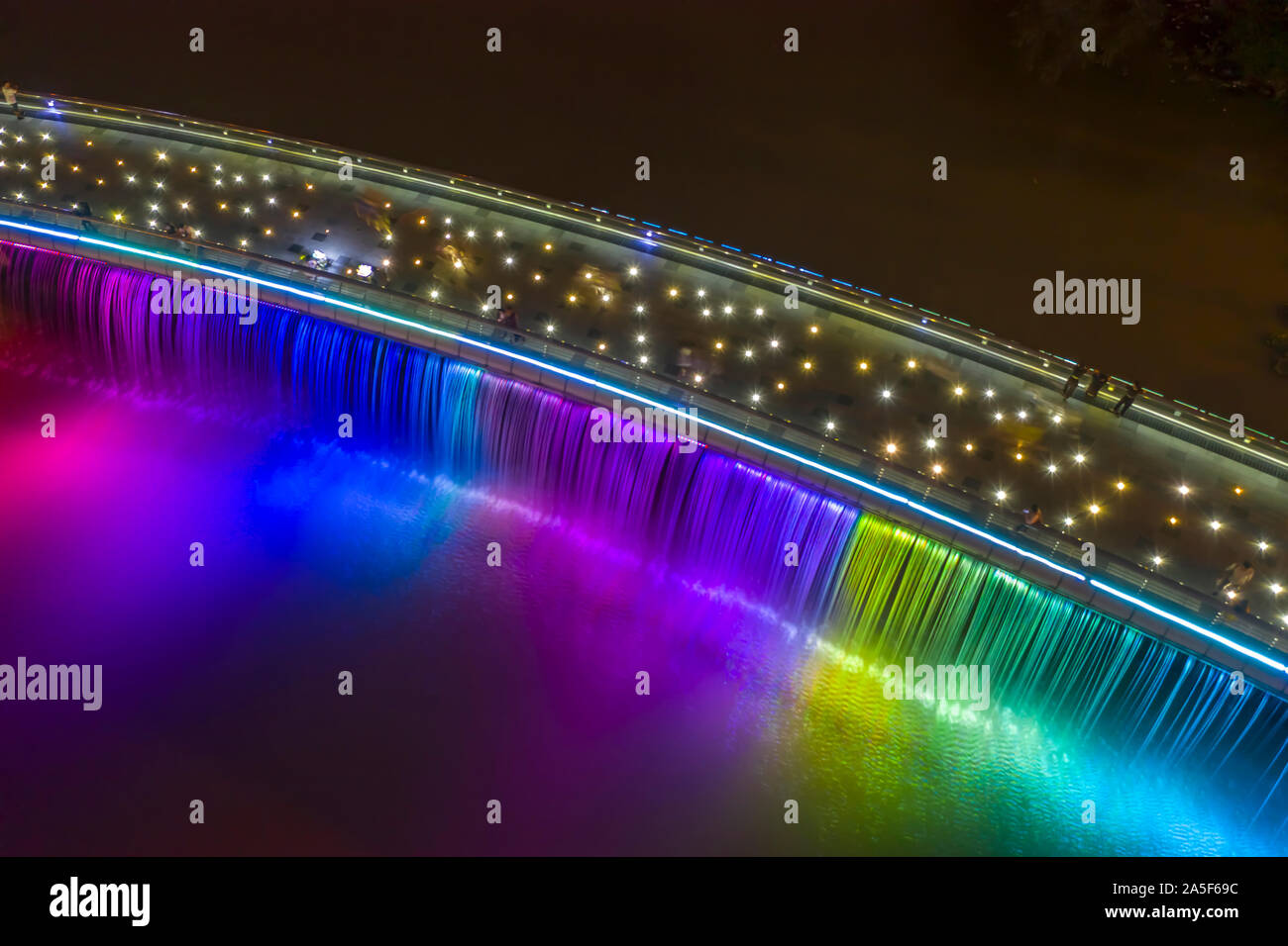 Anh Sao ou Starlight Bridge est un pont piétonnier avec cascade et un ...