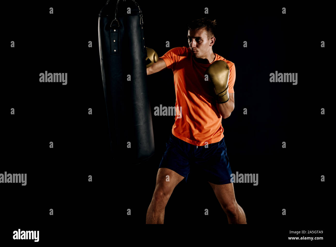Action d'un pratiquant de combat de boxe de la formation sur un sac de ...
