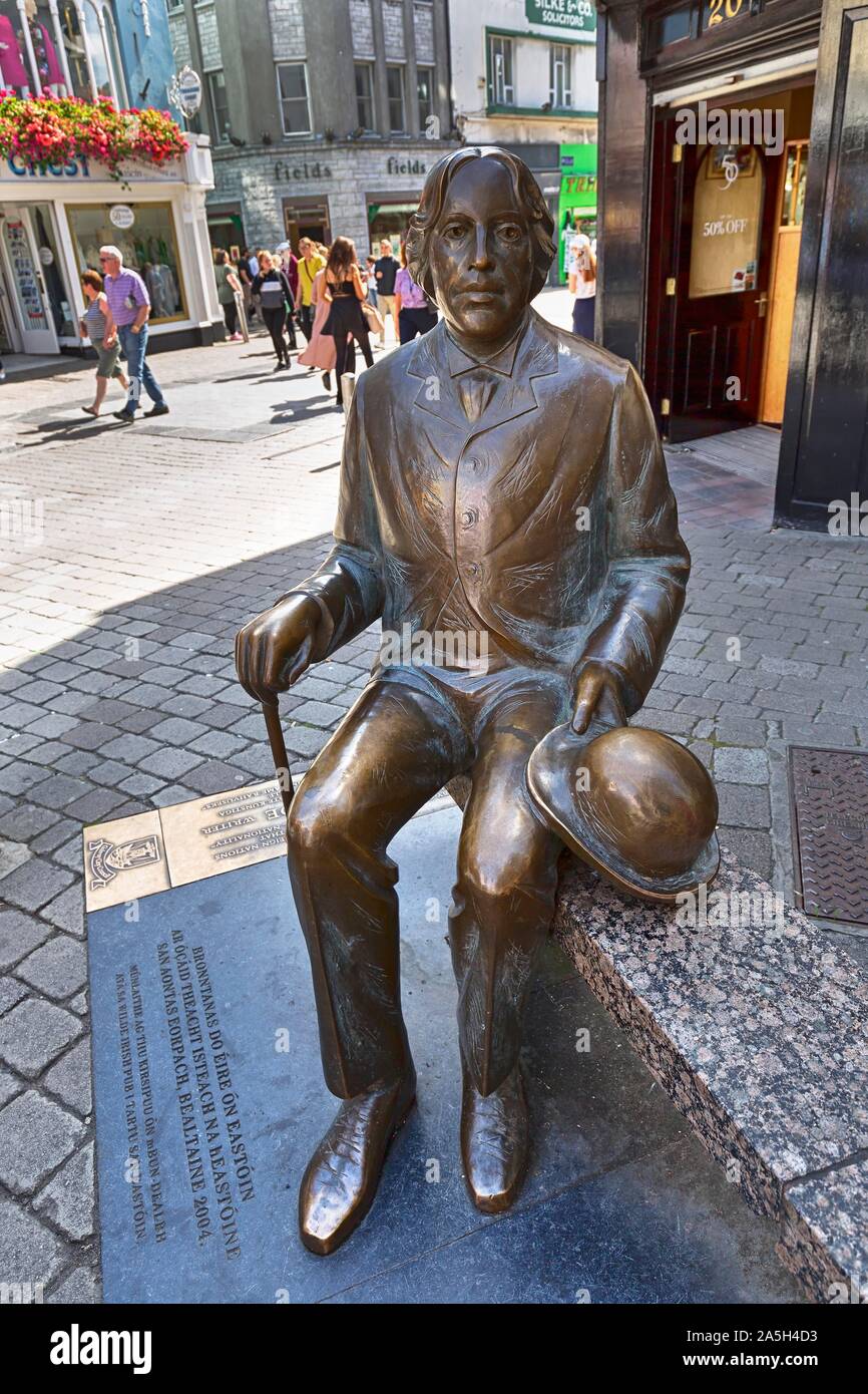 Ireland galway statue oscar wilde Banque de photographies et d’images à ...