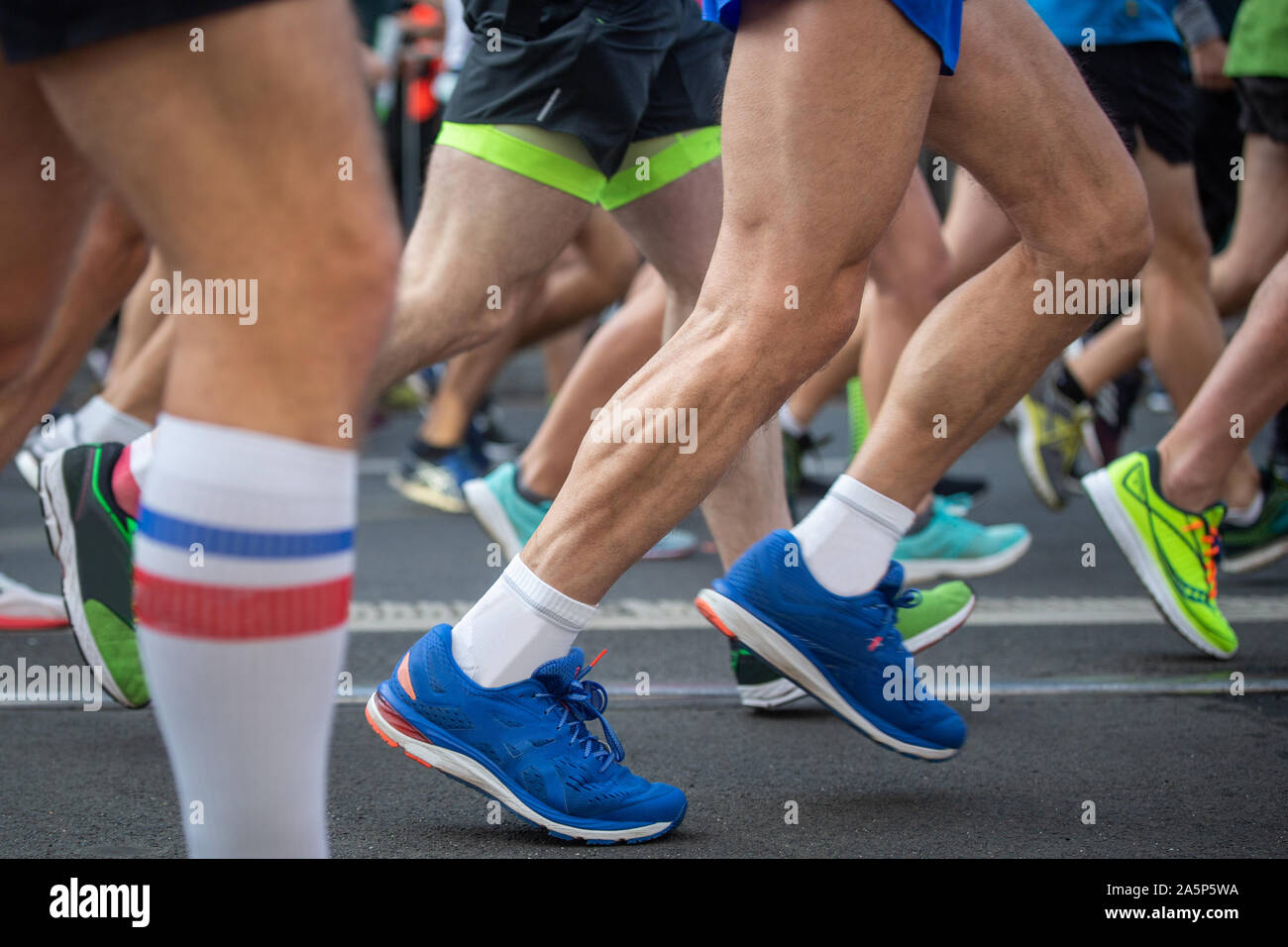 Groupe coureurs entrainement route Banque de photographies et d’images ...
