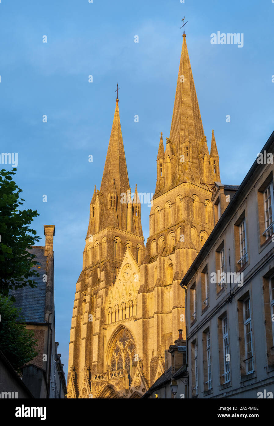 Cathédrale notre dame de bayeux Banque de photographies et d’images à haute résolution - Alamy