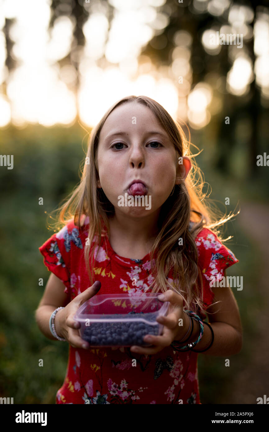 Tirant La Langue Fille Banque De Photographies Et Dimages à Haute