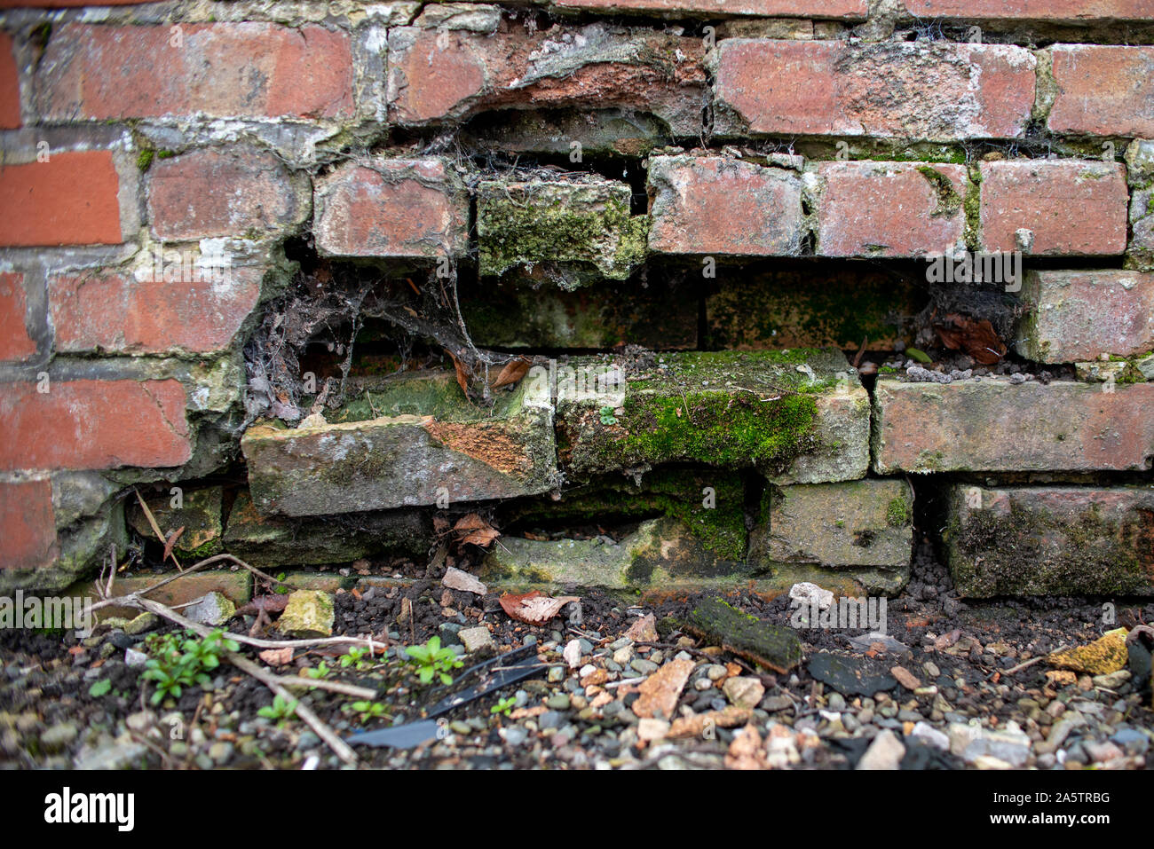 Mur qui tombe en morceaux Banque de photographies et d’images à haute ...