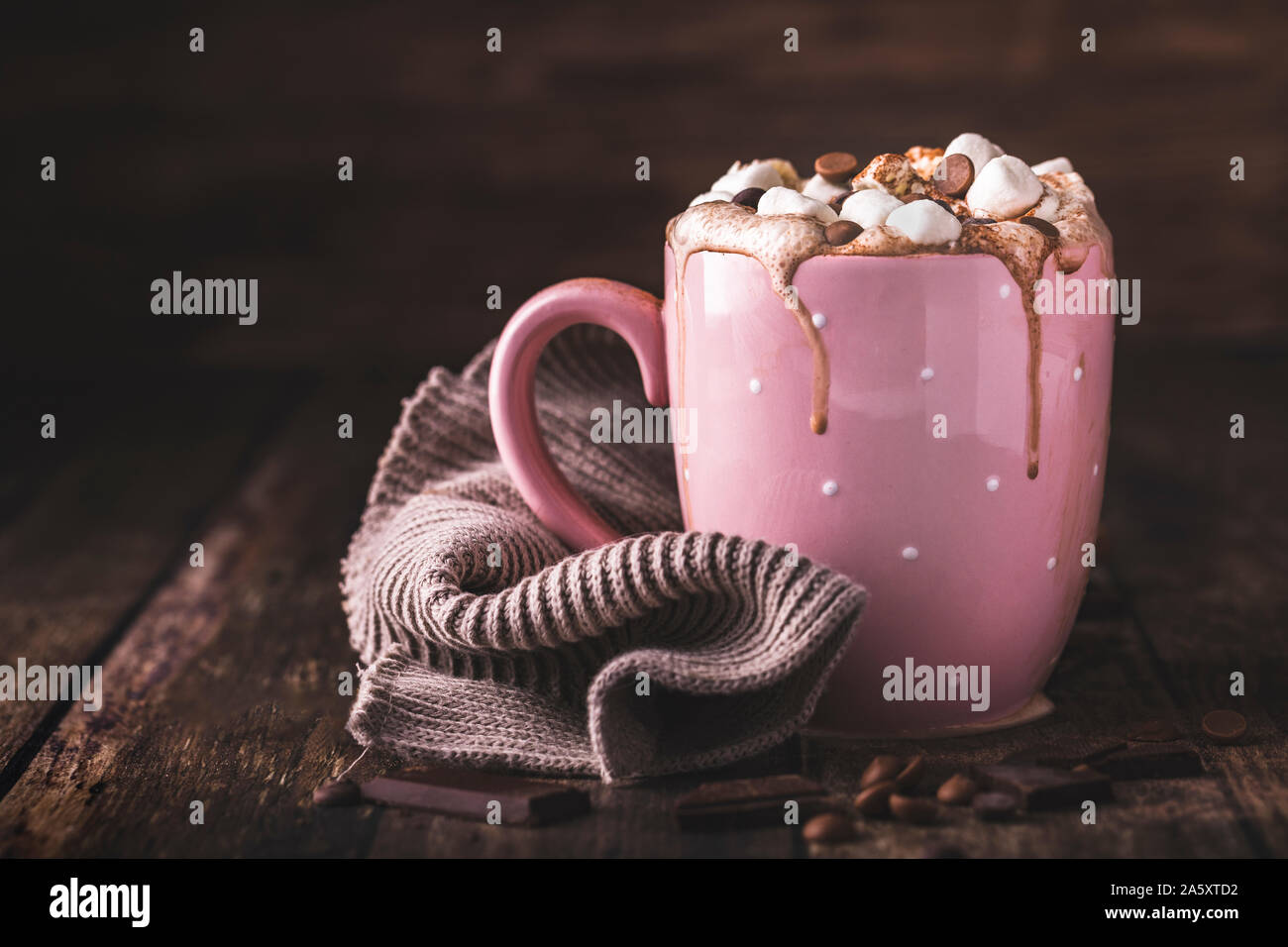 Vue de dessus de chocolat chaud et guimauve avec espace de copie Banque de photographies et d ...