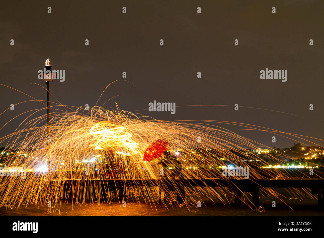 Filage au feu de laine d'acier Banque de photographies et d’images à ...