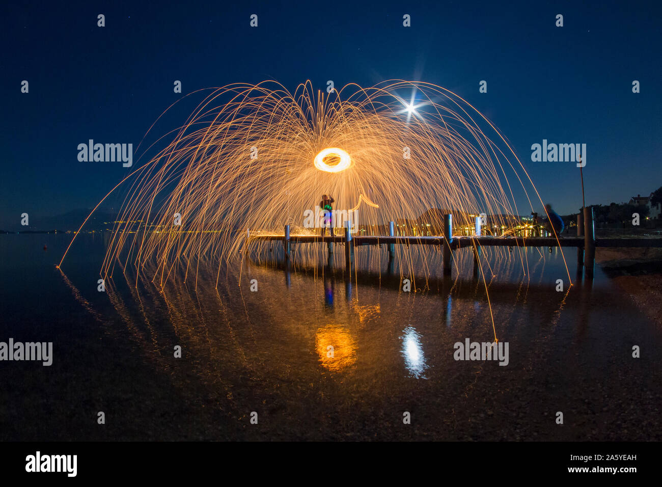 Filage au feu de laine d'acier Banque de photographies et d’images à ...
