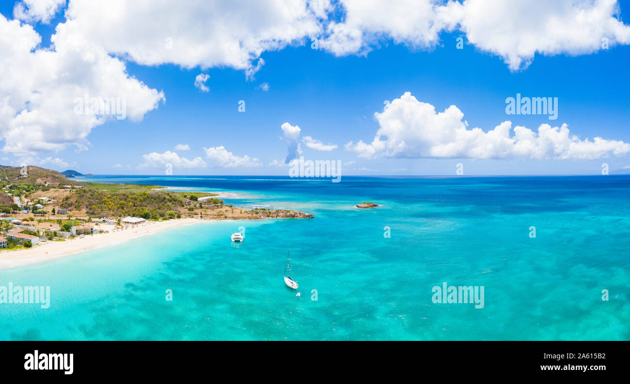Vue panoramique aérienne par drone de bateaux dans la mer des Caraïbes ...