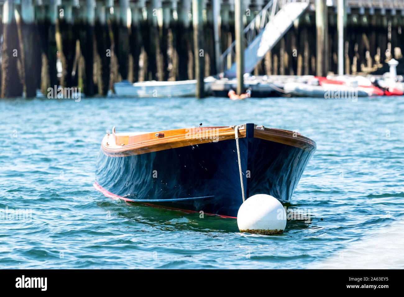 Une mer agitée avec un bateau de pêche Banque de photographies et d ...