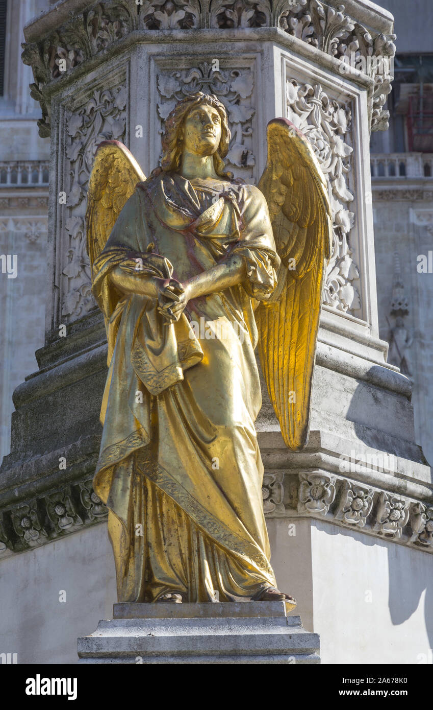 Anges dorés Banque de photographies et d’images à haute résolution - Alamy