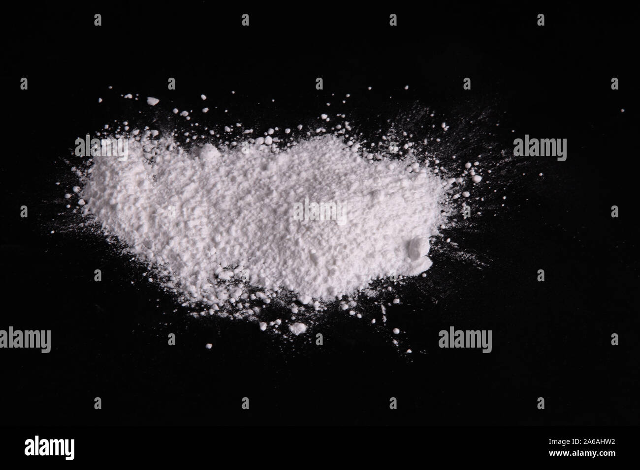 La poudre de la ricine dans une pile sur fond noir Photo Stock - Alamy