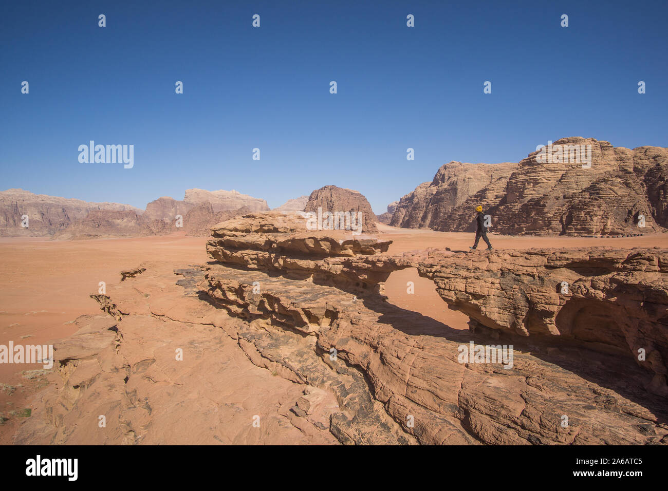 L'incroyable vue du désert de dunes de sable et les montagnes dans le ...