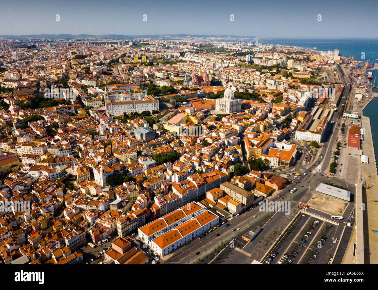 Vue aérienne du pittoresque quartier historique de Lisbonne sur la ...