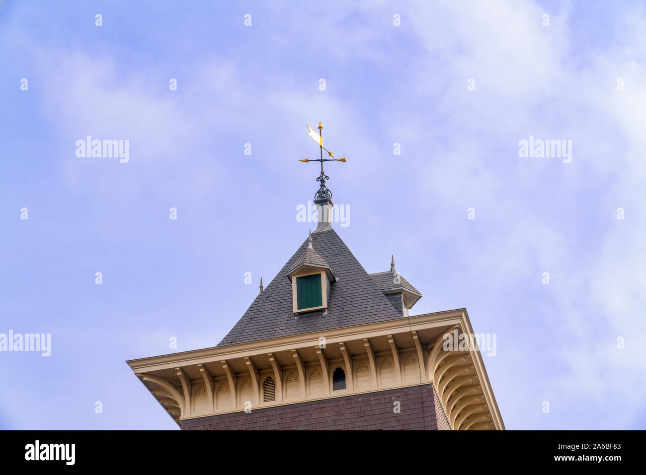 Girouette avec croix et paratonnerre situé en haut d'une aiguille sur ...