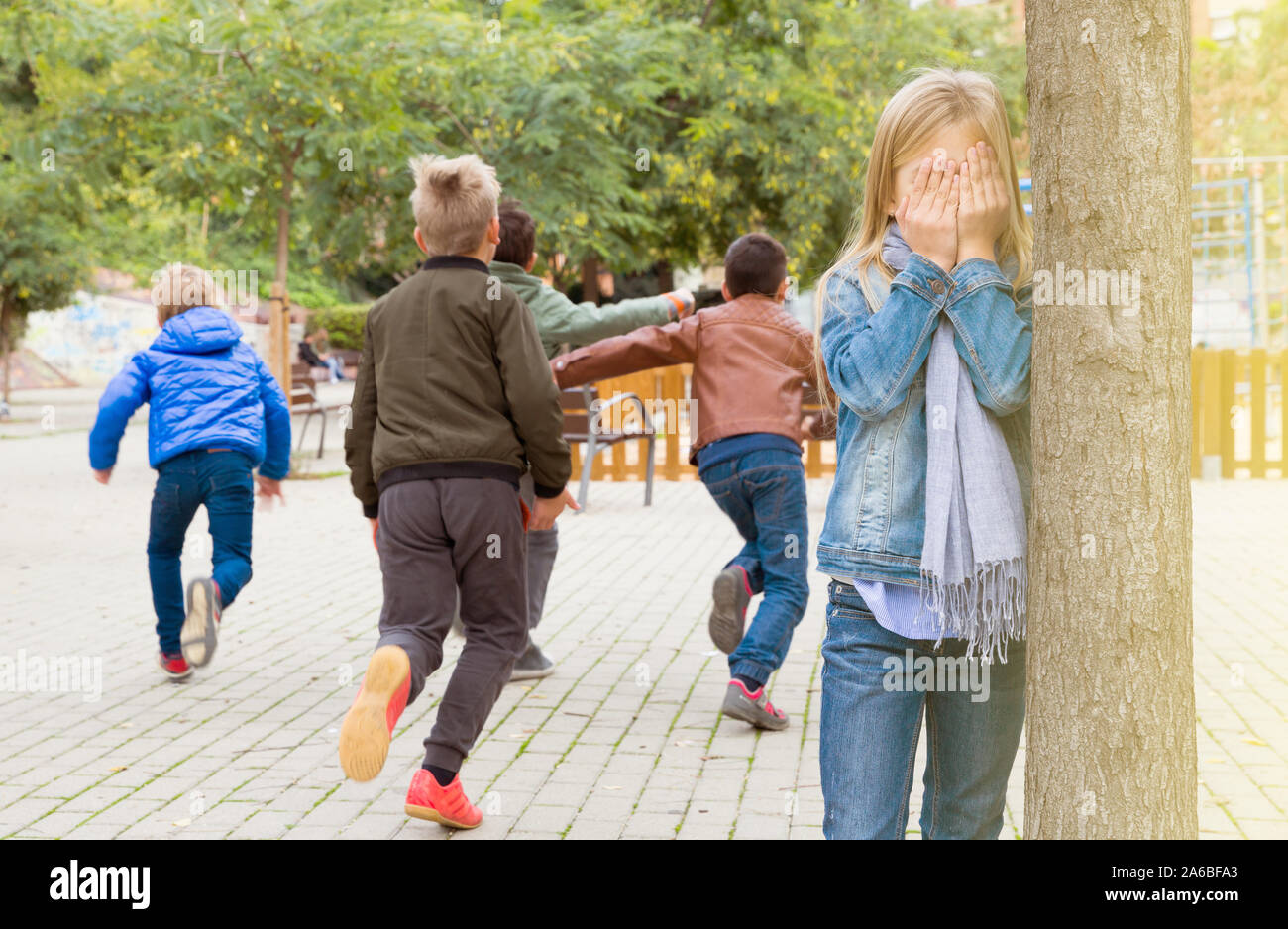 Teenage jouer à cache-cache, rendez-vous dans l'aire de jeux Photo ...