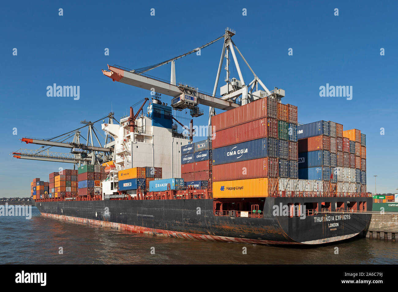 Porte conteneurs et grues Banque de photographies et d’images à haute ...