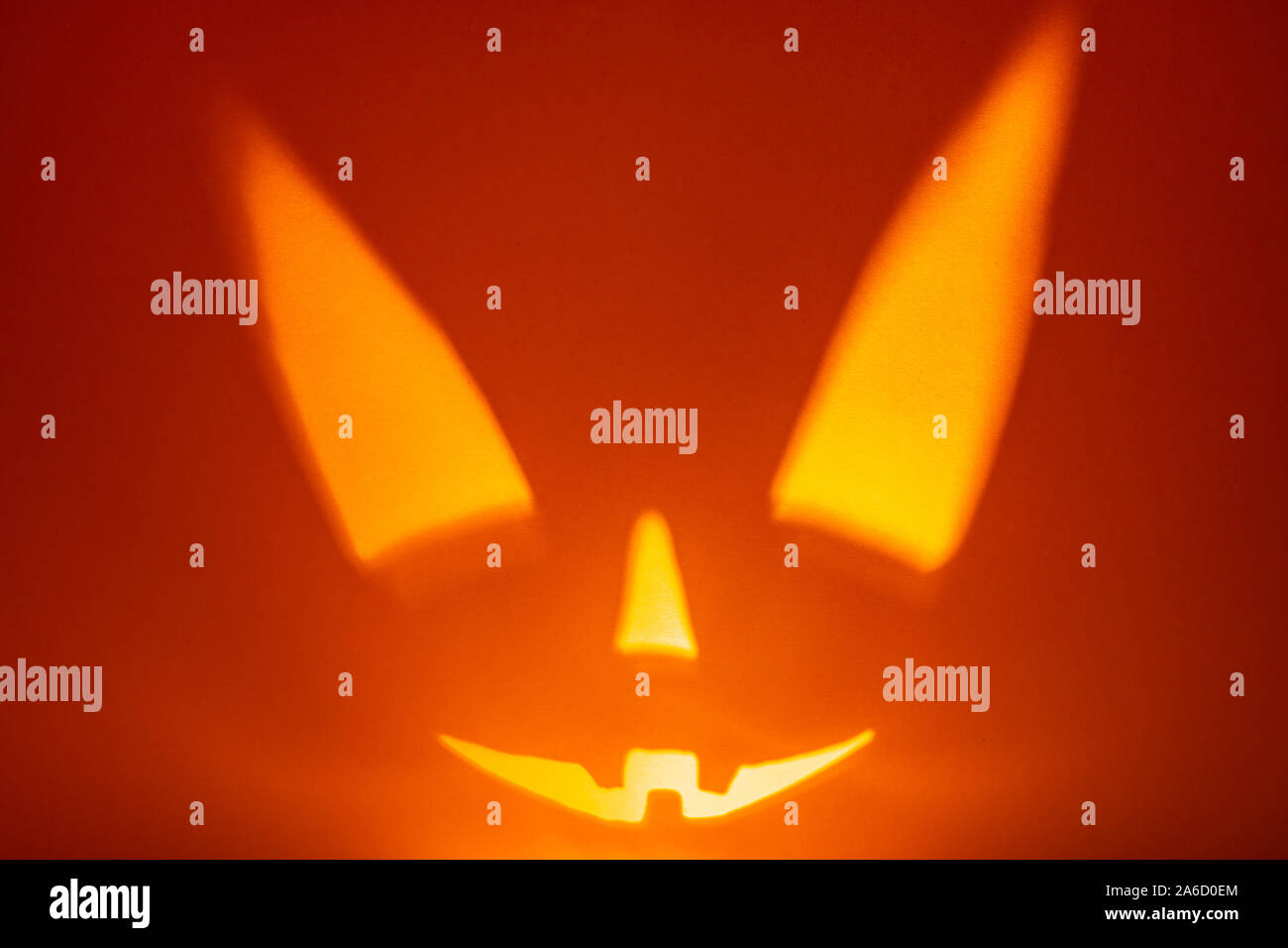 Halloween caractère effrayant visage sur fond rouge. Sourire effrayant ...