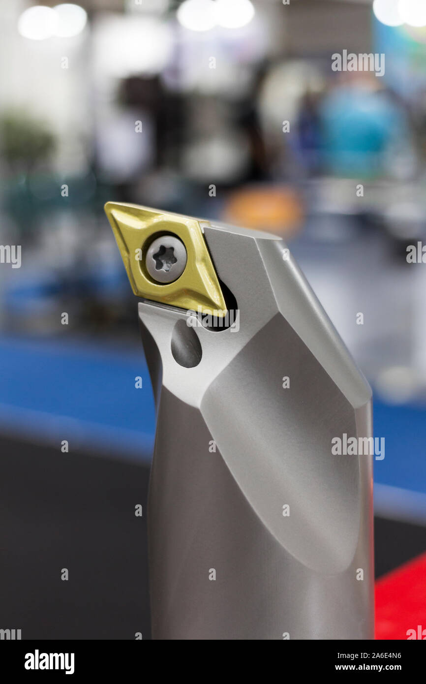 L'outil de coupe dans le support puce prêt pour le processus d'usinage ...