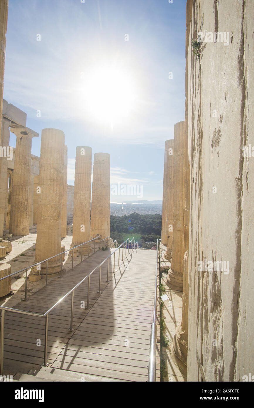Une belle journée ensoleillée à la colline de l'Acropole à Athènes ...