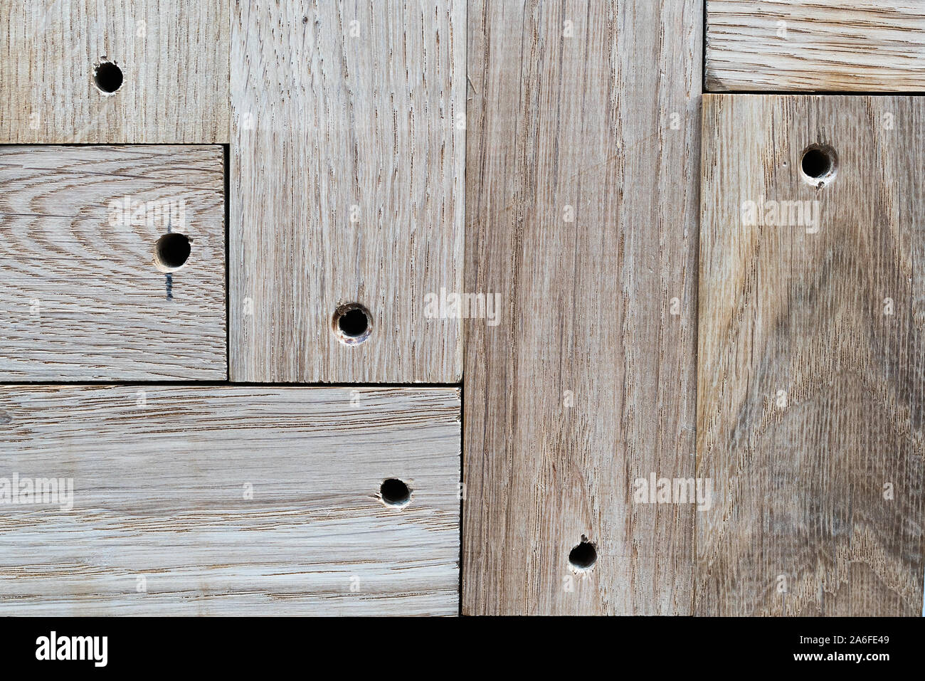 Vieux Chêne planche en bois avec des trous de la texture d'arrière-plan ...