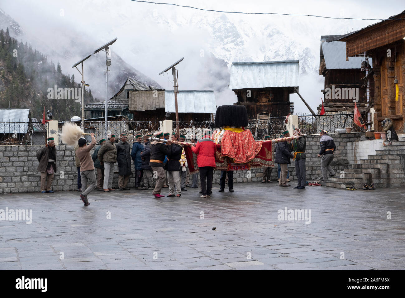 La déité Mathi est portée du temple sur un palanquin pour un mariage à ...