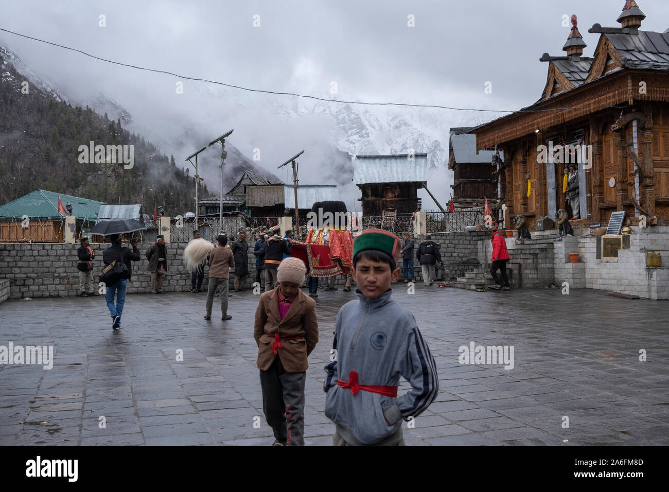 La déité Mathi est portée du temple sur un palanquin pour un mariage à ...