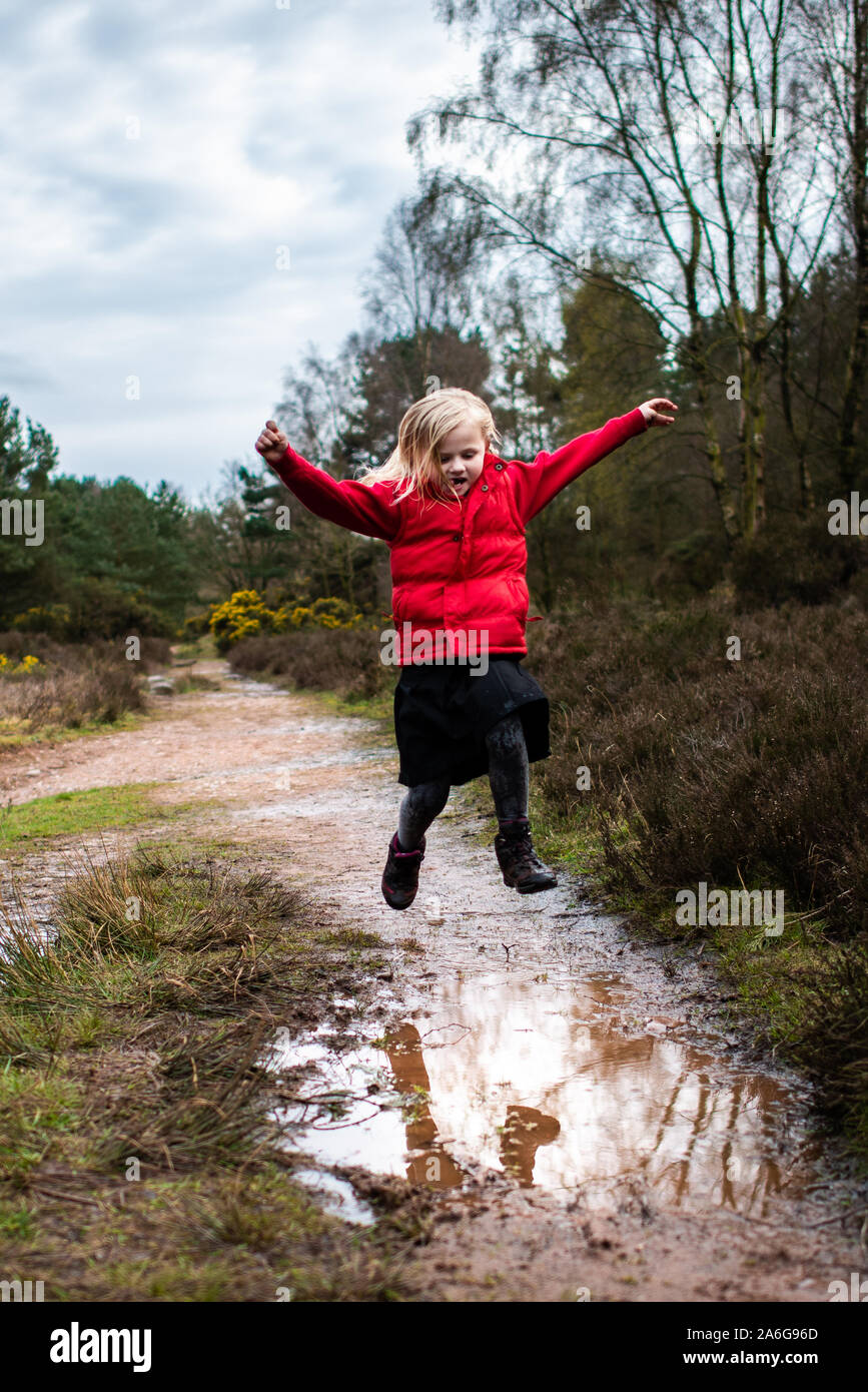 Enfant sautant dans une flaque d'eau Banque de photographies et d ...