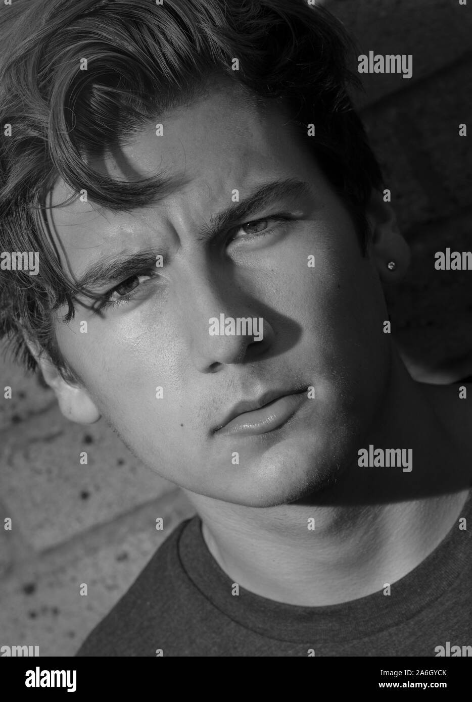 Un Jeune Tall Dark Haired Model Pose Pour Photos Dans Un Ancien