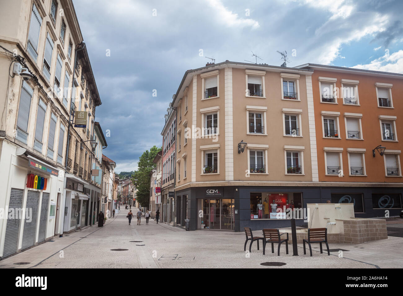 BOURGOIN-JALLIEU, FRANCE - 15 juillet 2019 : Rue de la Liberte, une rue ... BOURGOIN-JALLIEU, FRANCE - 15 juillet 2019 : Rue de la Liberte, une rue ...