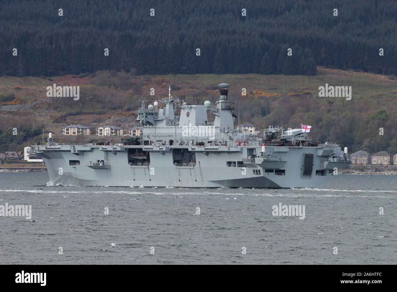 Le HMS Ocean (L12), un porte-hélicoptères et navire d'assaut amphibie ...