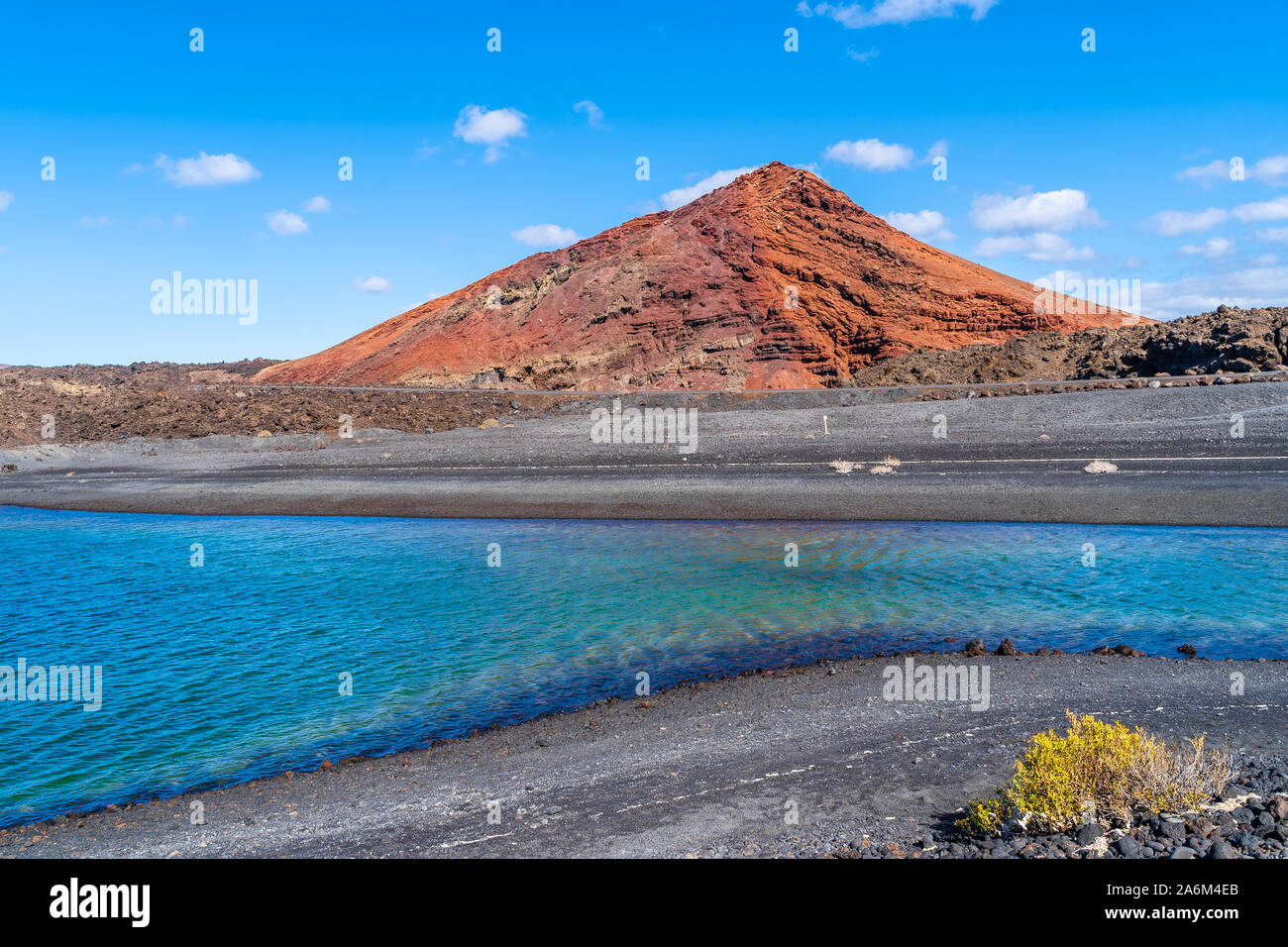 Volcan rouge Banque de photographies et d’images à haute résolution - Alamy