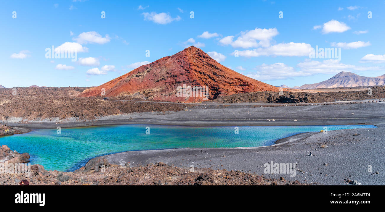Paysage avec volcan rouge près de Los Hervideros caves à Lanzarote ...