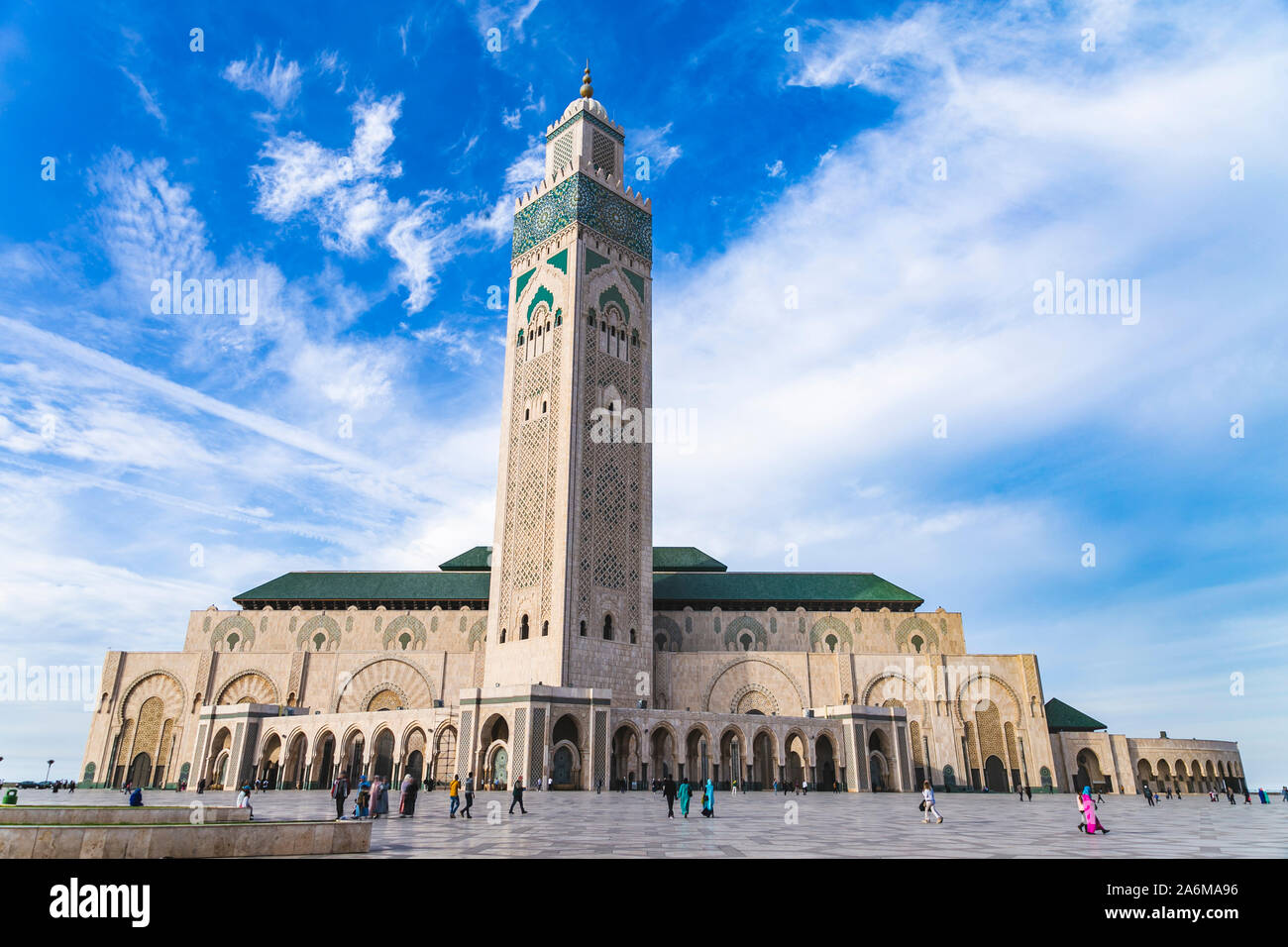 Vue de la mosquée Hassan II contre le ciel bleu - La Mosquée Hassan II ...