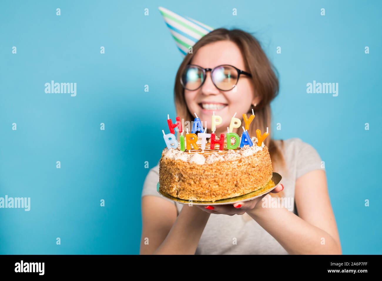 Joyeux charme fou jeune étudiante en papier félicitations hat holding ...